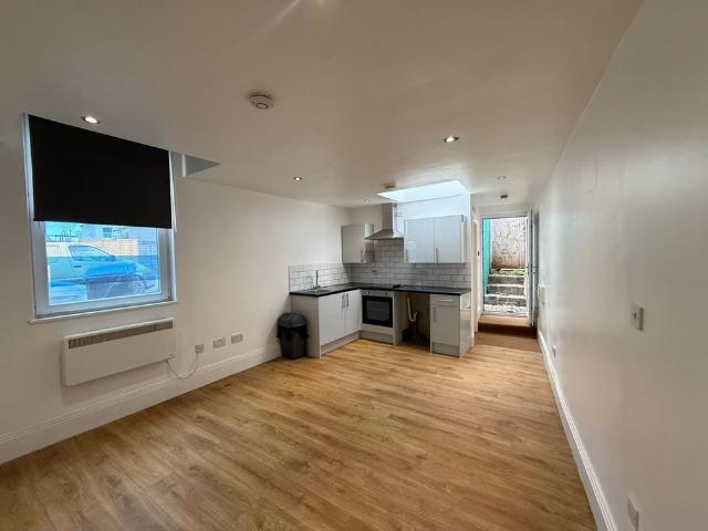 Studio Flat, Bannerman Road, BS5