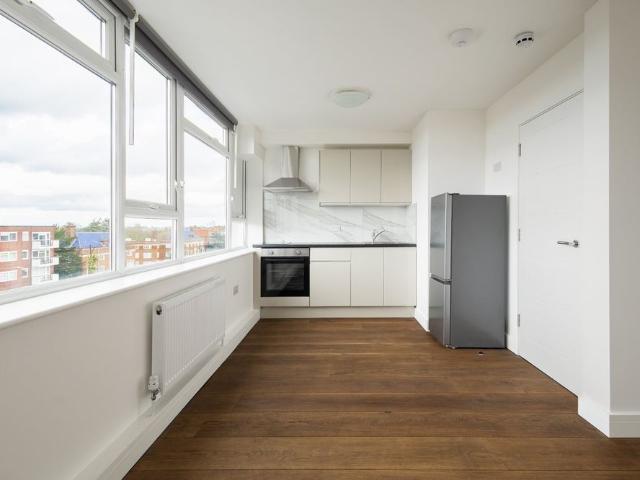 Studio Flat, Ballards Lane, N3