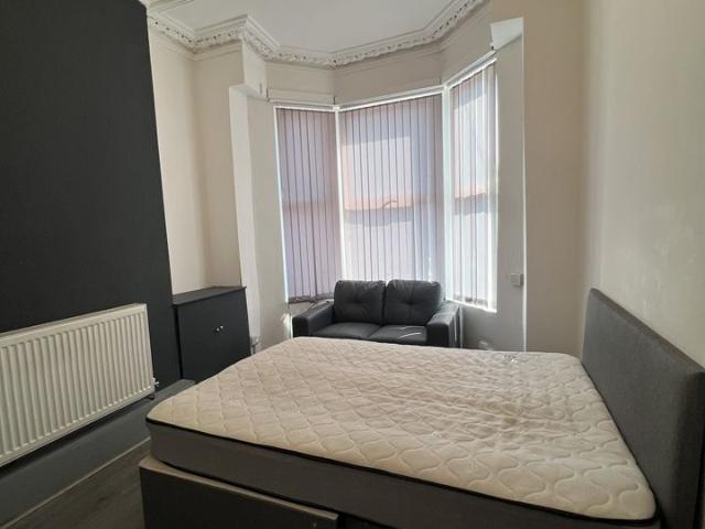 Studio Flat, Balmoral Road, L6