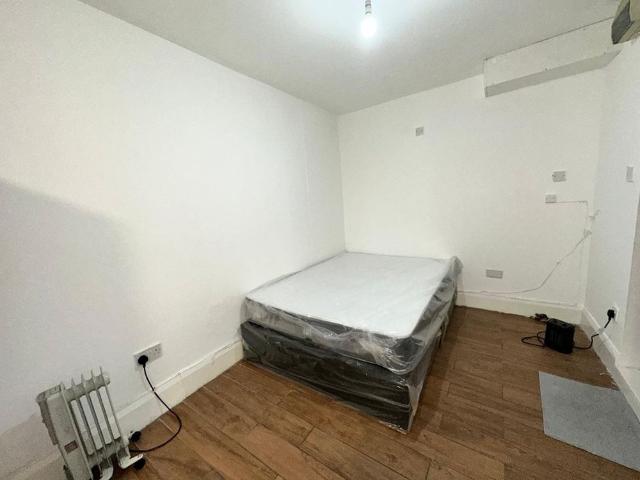 Studio Flat, Basil Gardens, CR0
