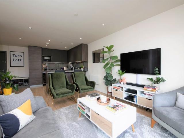 Studio Flat, Beaufort Square, NW9