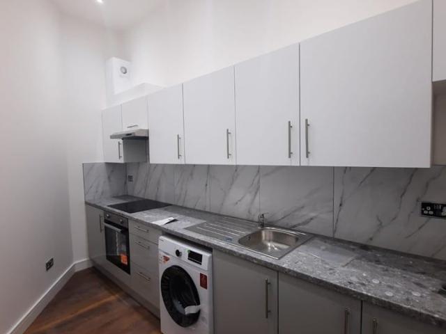 Studio Flat, Beethoven St, W10