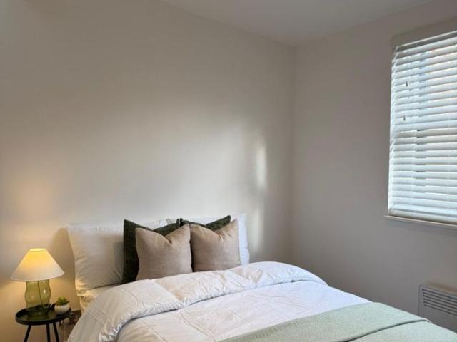 Studio Flat, Beethoven St, W10