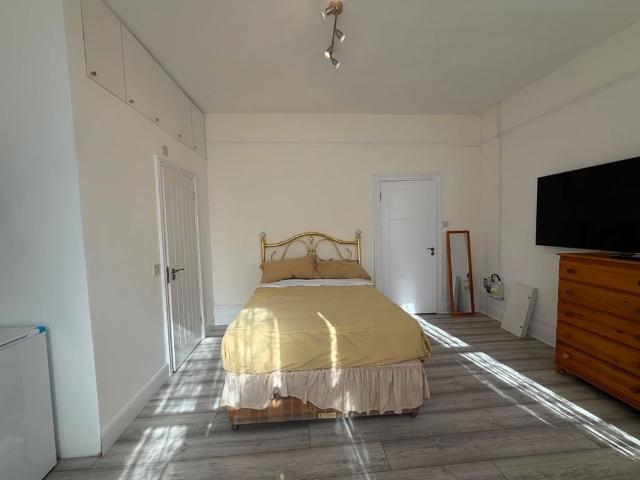 Studio Flat, Berens Road, NW10