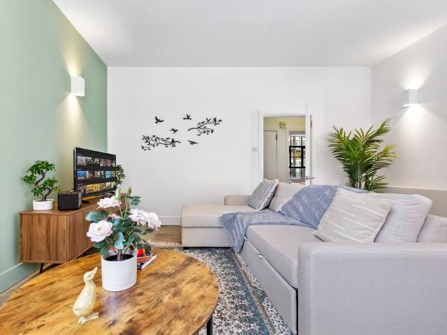 Studio Flat, Berry St, EC1V