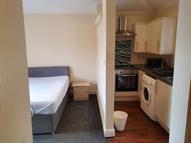 Studio Flat, Bethel Court, M7