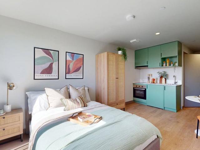 Studio Flat Bills Included W/Gym + Cinema Room