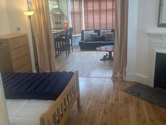 Studio Flat, Birch Grove, W3