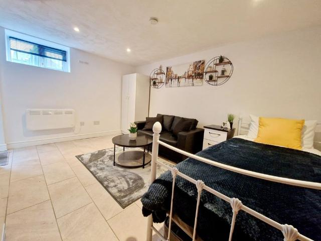 Studio Flat, Birch Polygon, M14
