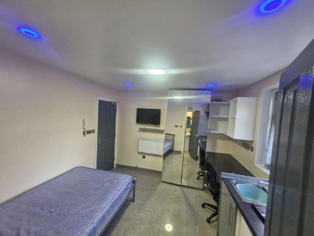 Studio Flat, Birmingham, B5