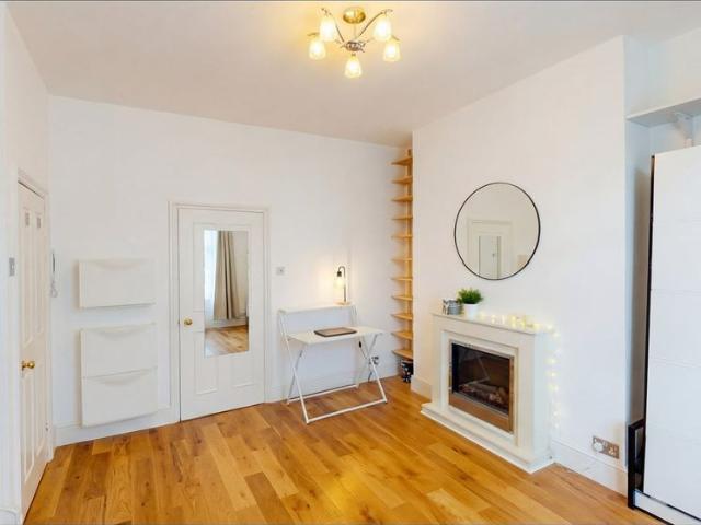 Studio Flat, Bolingbroke Road, W14