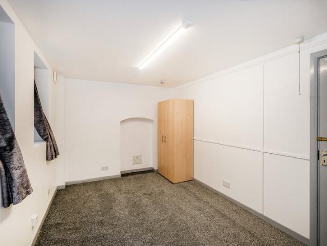 Studio Flat Bloxhall Court Available Now