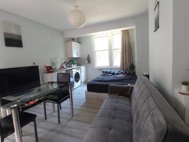 Studio Flat, Blakemore Road, SW16