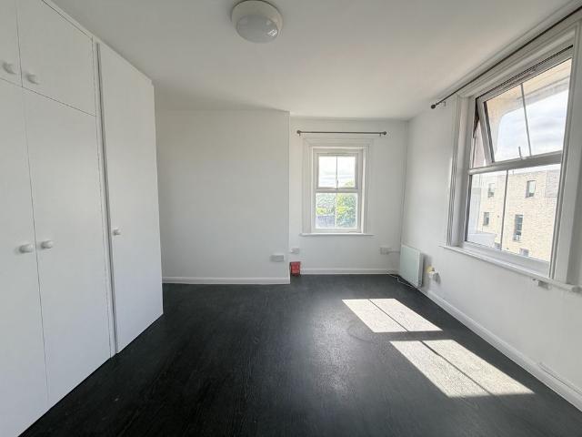 Studio Flat, Blunt Road, CR2