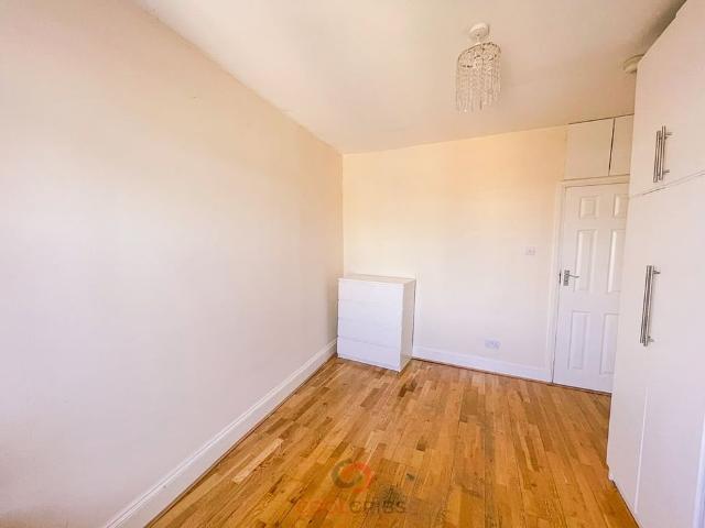 Studio Flat, Blythe Road, W14