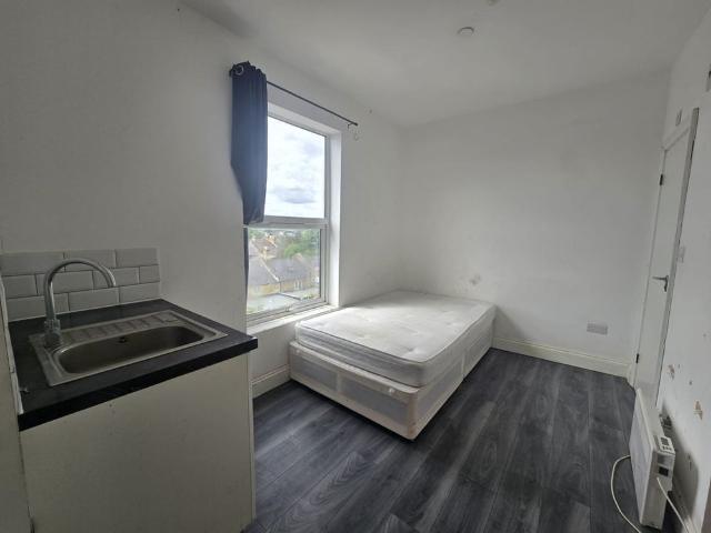 Studio Flat, Brownhill Road, SE6