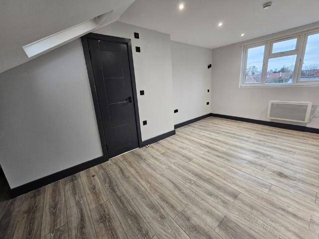 Studio Flat, Brownhill Road, SE6