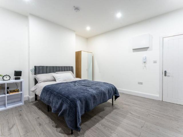 Studio Flat, Browning St, SE17