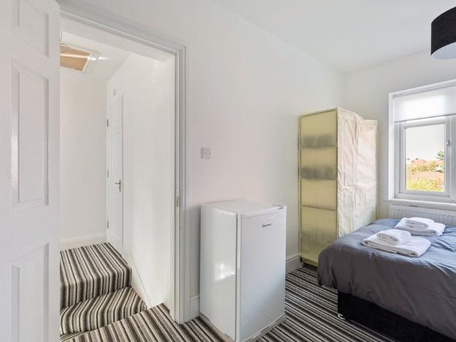 Studio Flat, Broad Walk Hounslow West, TW5