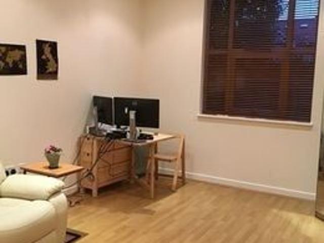 Studio Flat, Bromyard House, W3