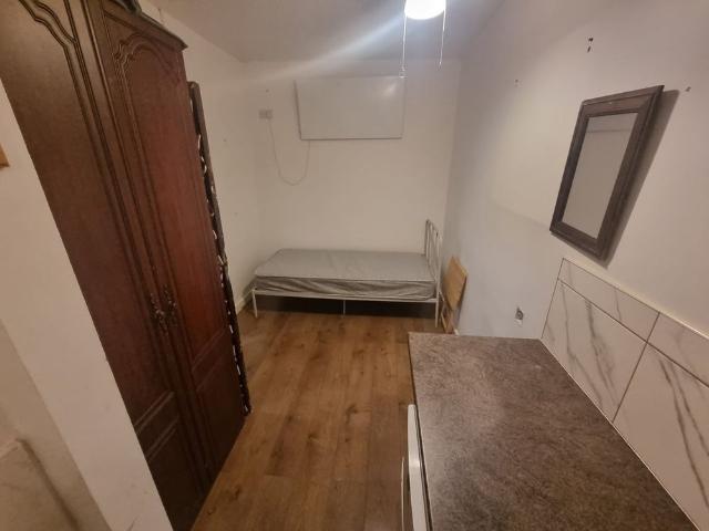 Studio Flat, Burlington House, N17