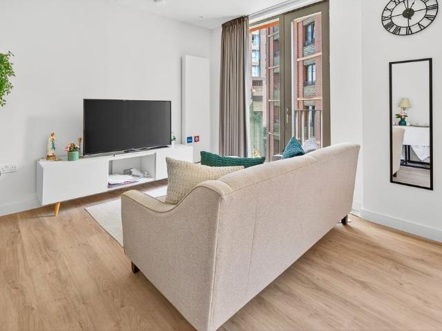 Studio Flat, Cadence Court, N1C