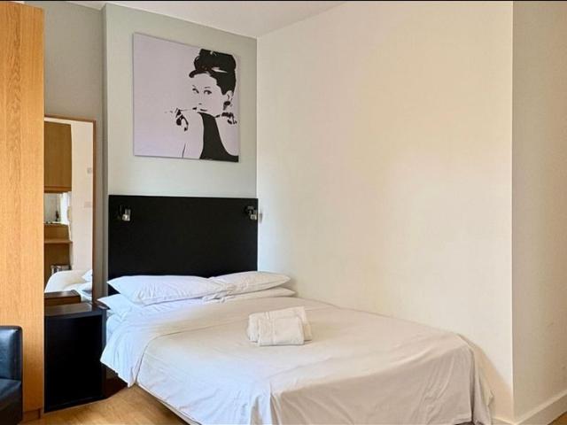 Studio Flat, Cartwright Gardens, WC1H