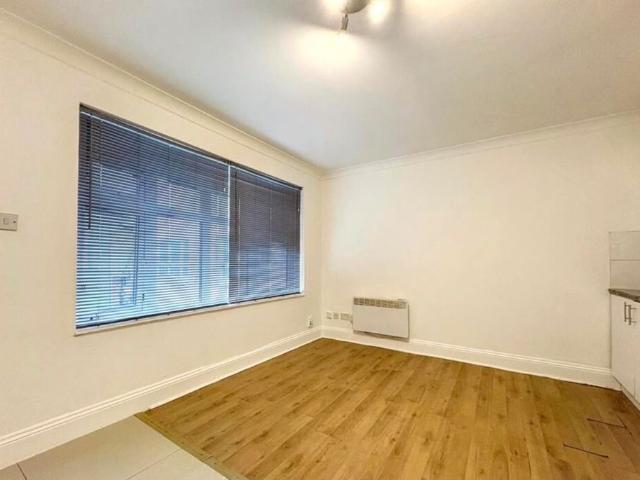 Studio Flat, Cardigan St, LU1