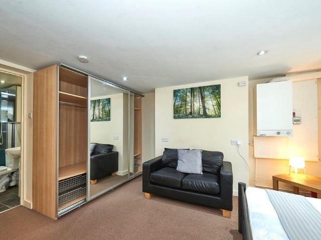 Studio Flat, Carlton Road, M6