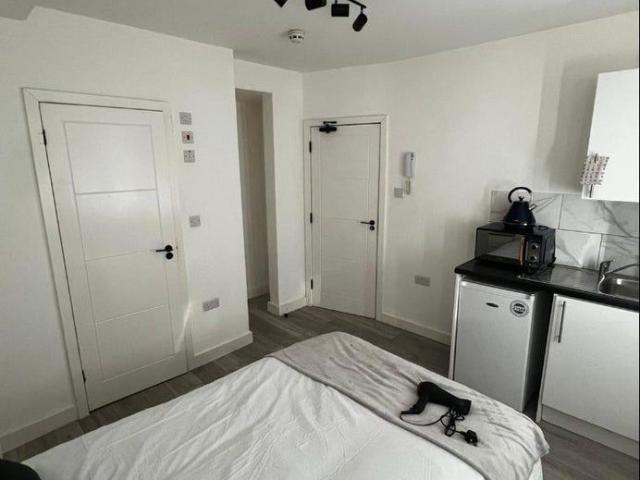 Studio Flat, Carmelite Road, HA3