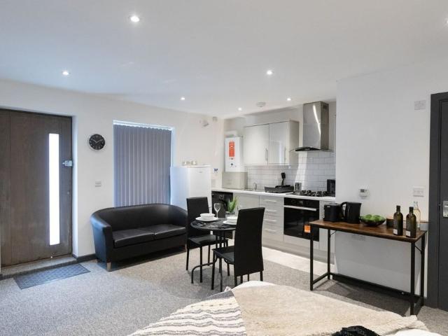 Studio Flat, Castle Mews, HA1