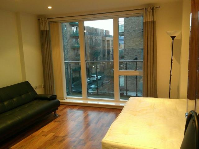 Studio Flat, Caspian Wharf, E3