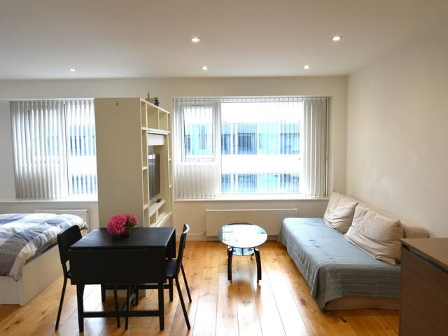 Studio Flat, Central House, TW3