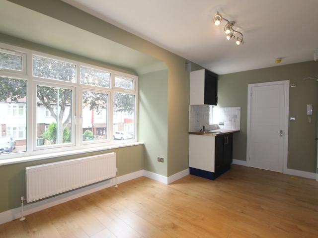 Studio Flat, Cedars Road, CR0