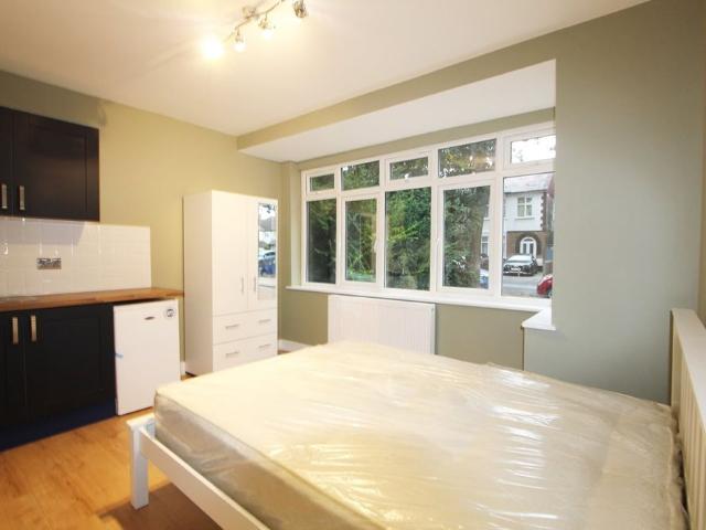 Studio Flat, Cedars Road, CR0