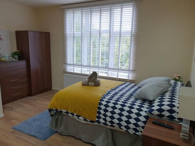 Studio Flat, Chatsworth Road, NW2