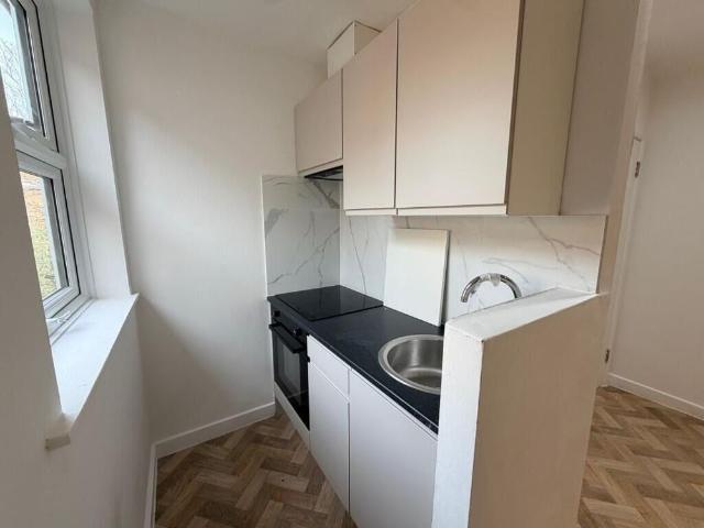 Studio Flat, Cheapside, LU1