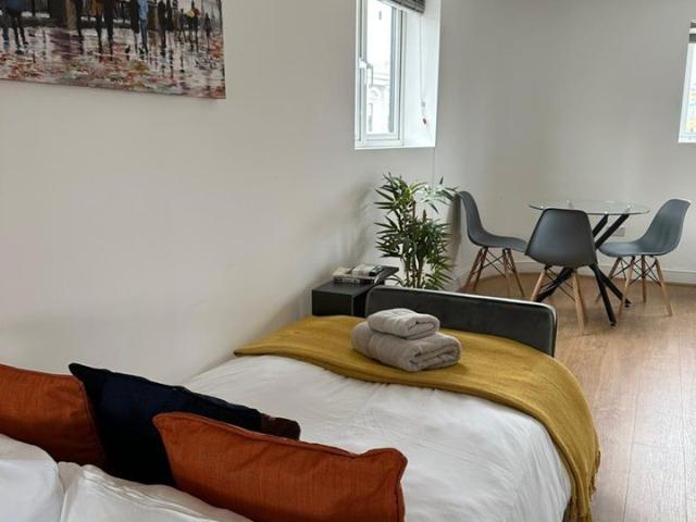 Studio Flat, Commercial Road, E14