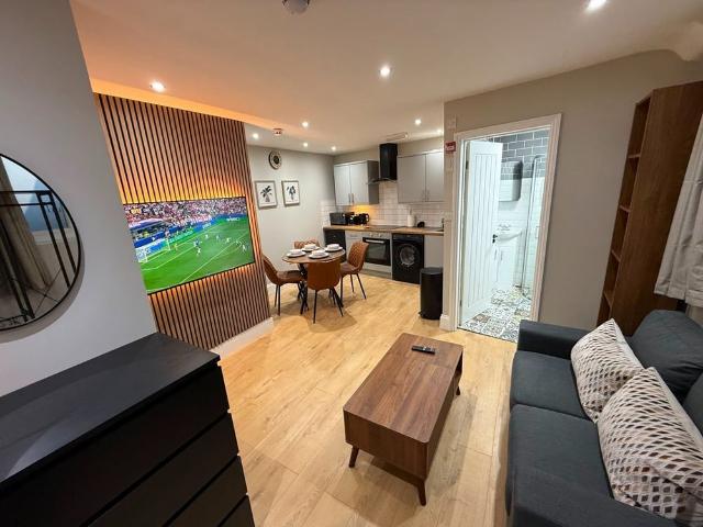 Studio Flat, Commercial Road, E14