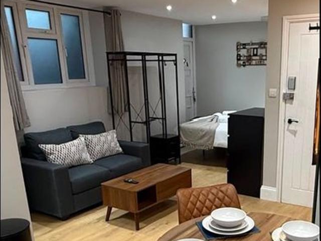 Studio Flat, Commercial Road, E14