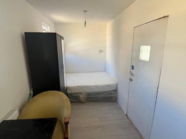 Studio Flat, Coombe Lane, SW20