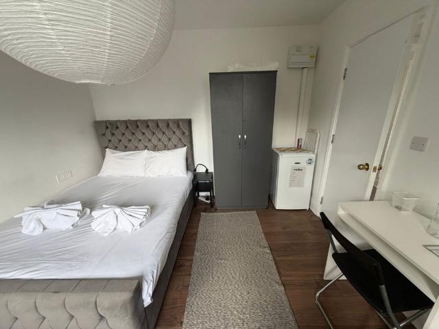 Studio Flat, Colindeep Gardens, NW4