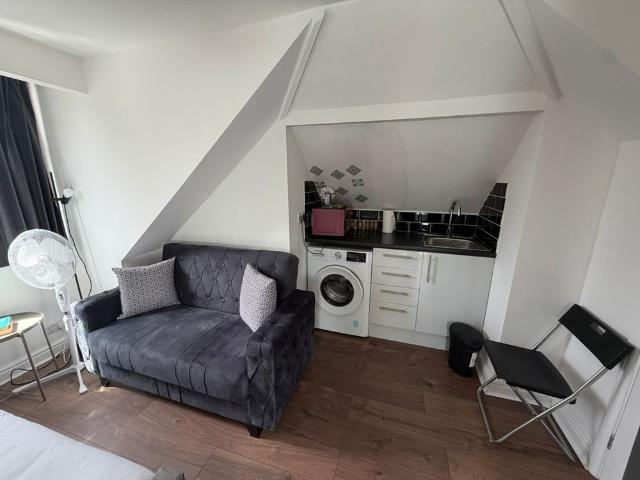 Studio Flat, Colindeep Gardens, NW4