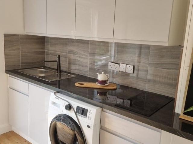 Studio Flat, Court Road, SE25