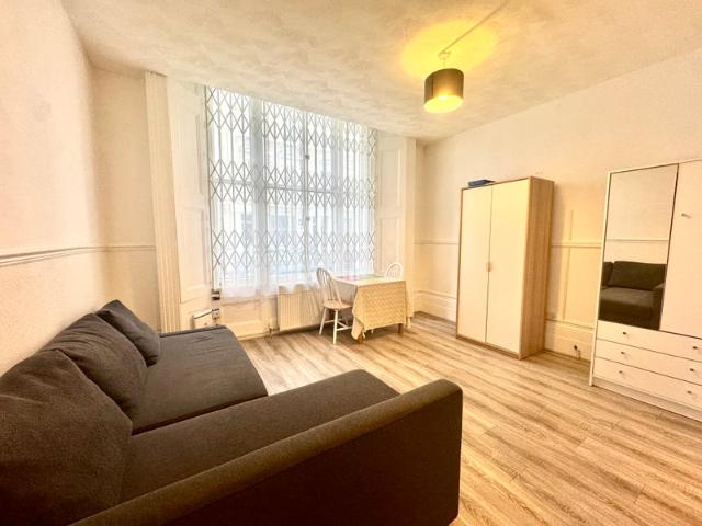 Studio Flat Clanricarde Gardens, Notting Hill, W2