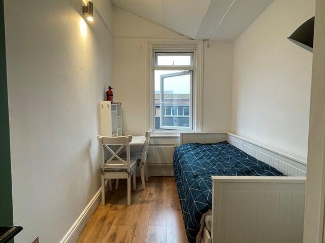Studio Flat, Clapham Park Road, SW4