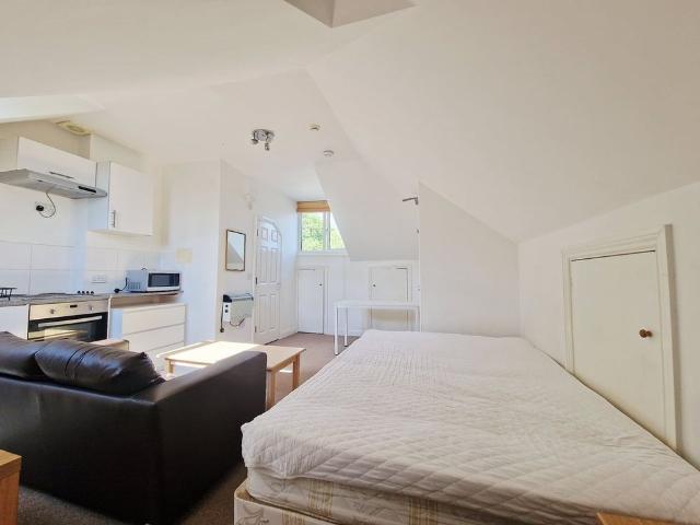 Studio Flat, Clapham Road, SW9