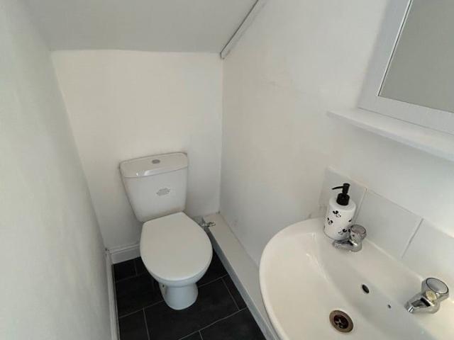 Studio Flat, Claremont Place, LS12
