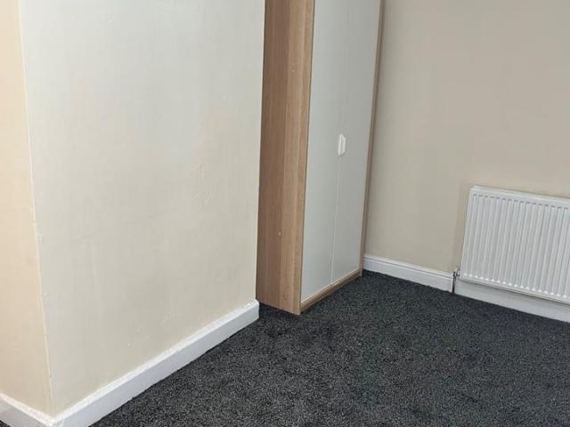 Studio Flat, Claremont Place, LS12