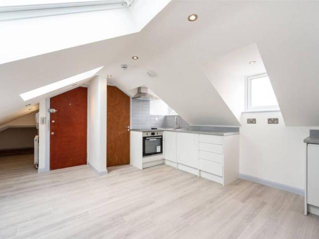 Studio Flat, Croydon Road, SE20